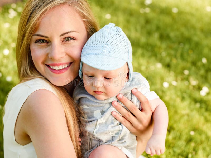 Mãe e bebê felizes foto de stock. Imagem de alegria, caucasiano - 45786040