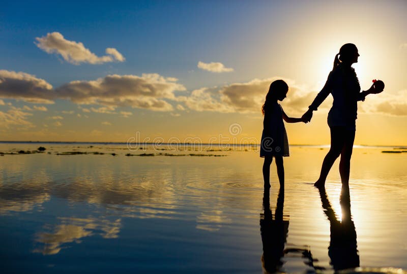 Mãe e filha no por do sol foto de stock. Imagem de areia - 58035634