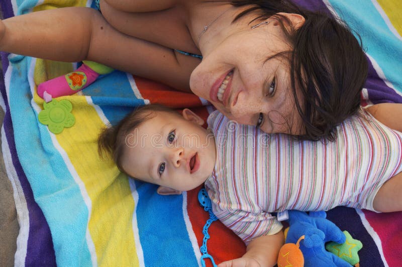 Mãe e filho felizes foto de stock. Imagem de felicidade - 43841200