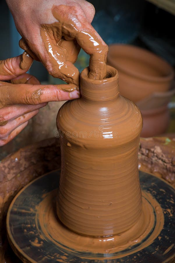 Mãos De Um Oleiro, Criando Um Frasco De Terra No Círculo Imagem de ...