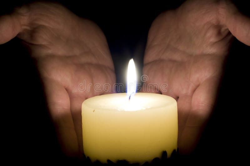 Mãos e luz humanas da vela imagem de stock. Imagem de escuro - 7428037