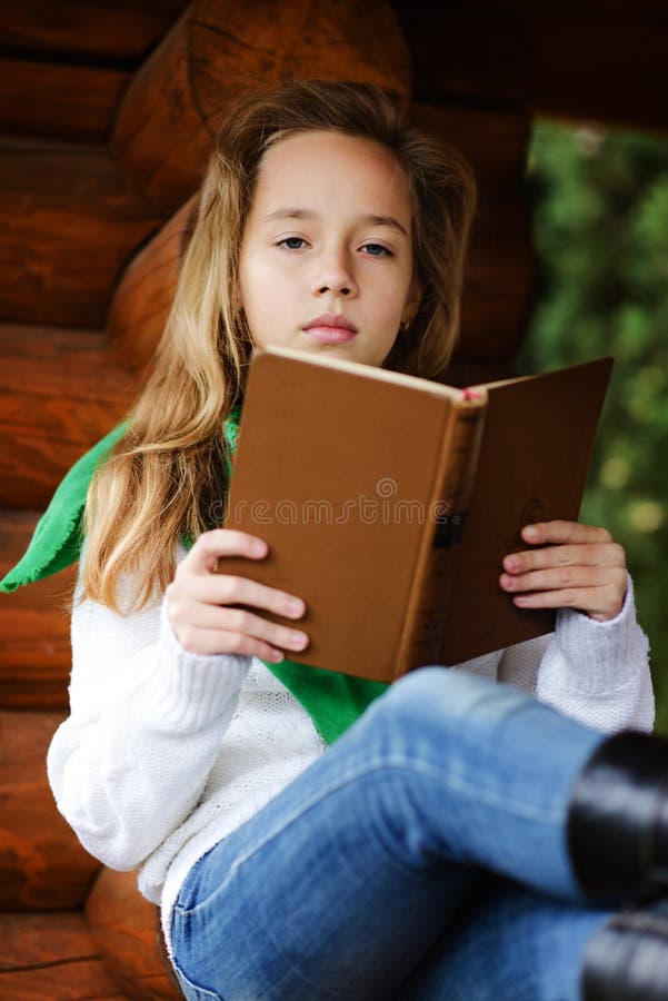 Mädchen, Das Ein Buch Liest Stockfoto - Bild von attraktiv, karosserie ...