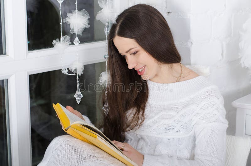 Mädchen, Das Ein Buch Liest Stockbild - Bild von buch, nett: 84705673