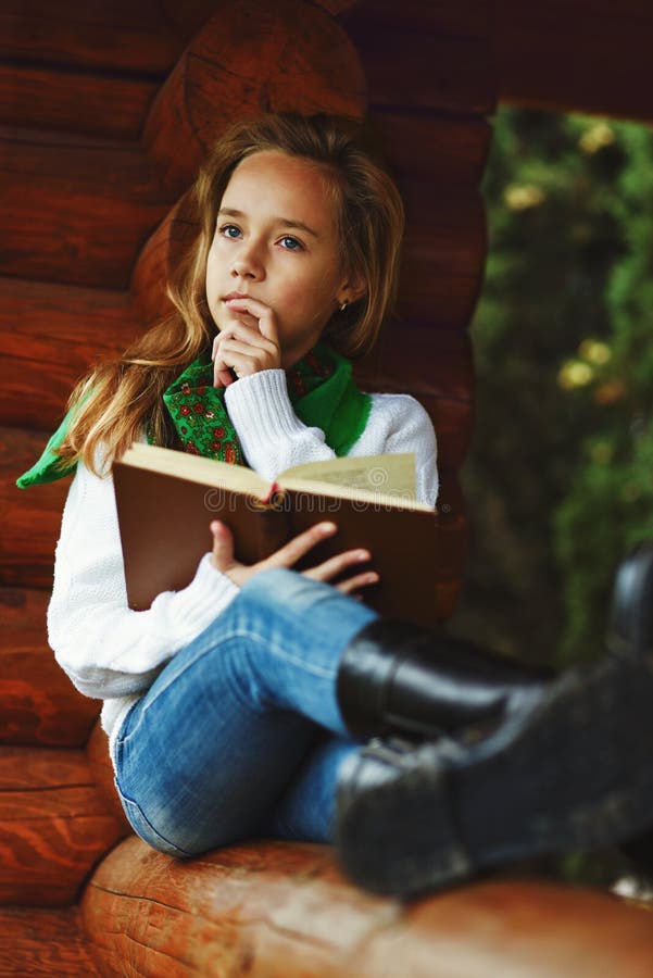 Mädchen, Das Ein Buch Liest Stockfoto - Bild von attraktiv, karosserie ...