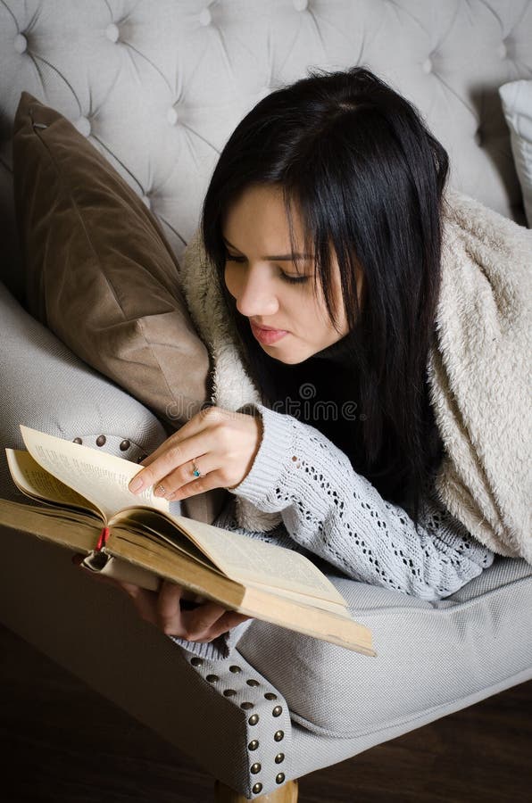 Mädchen, Das Ein Buch Liest Stockbild - Bild von buch, nett: 84705673