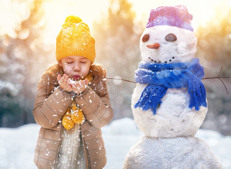 Kleinkind, Das Im Winter-Schnee Macht Schneeball Spielt Stockfoto ...
