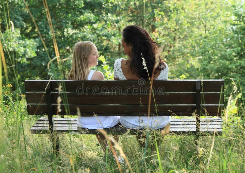 Mädchen, Die Auf Einer Bank Sitzen Stockfoto - Bild von sitzung, kind ...