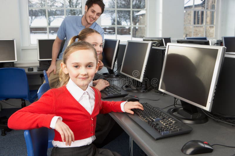 Mädchen, Die Computer in Der Schulekategorie Verwenden Stockbild - Bild ...