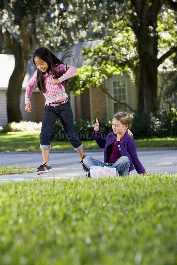 Kind, Das Hopse Auf Spielplatz Spielt Stockbild - Bild von nahaufnahme ...
