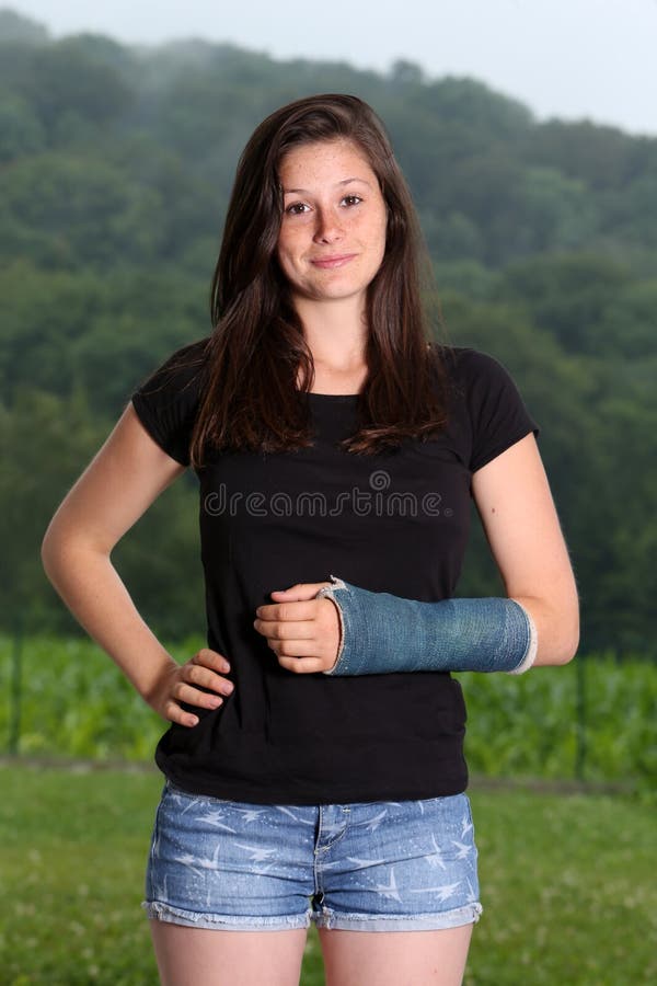 Mädchen gebrochener Arm stockbild. Bild von frau, umschulung - 48969827