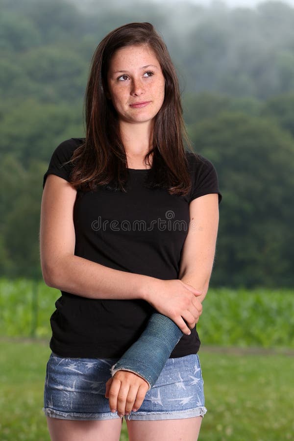 Mädchen gebrochener Arm stockbild. Bild von frau, umschulung - 48969827