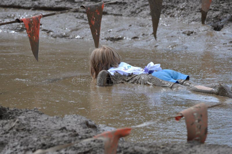 Schlammrennen redaktionelles bild. Bild von augen, kasten - 24550020