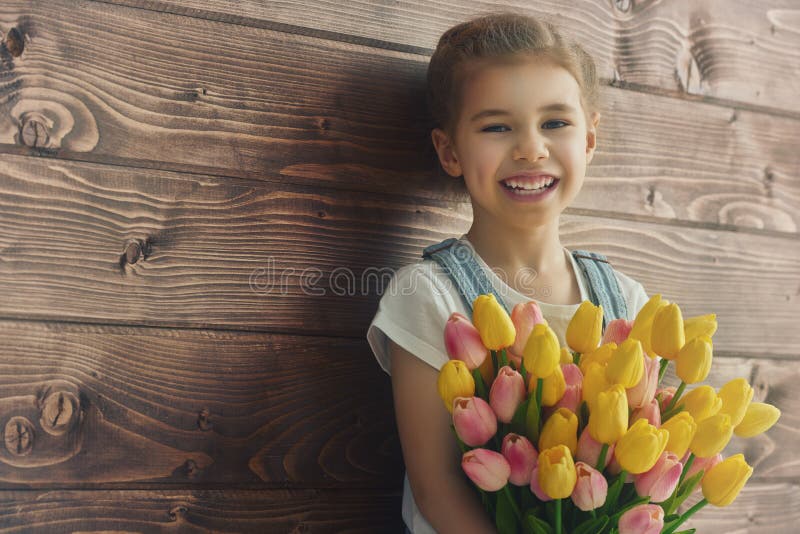 M?dchen Mit Einem Blumenstrau? Von Mohnblumen Im Schwarzen Kleid ...