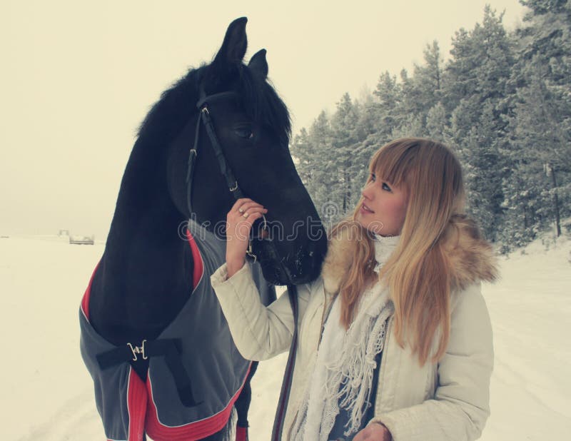 Schönes Mädchen mit Pferd stockfoto. Bild von reiterin - 19595024