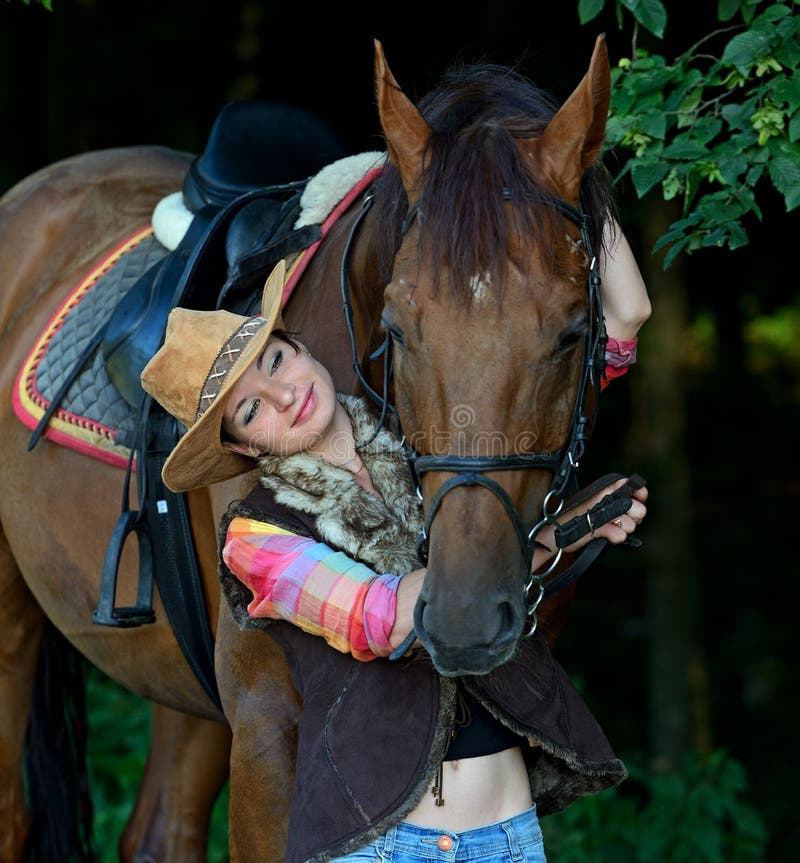 Mädchen mit einem Pferd stockfoto. Bild von hengst, mädchen - 32385922