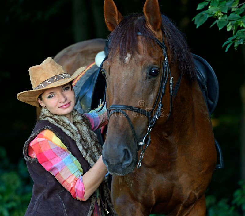 Mädchen mit einem Pferd stockfoto. Bild von hengst, mädchen - 32385922