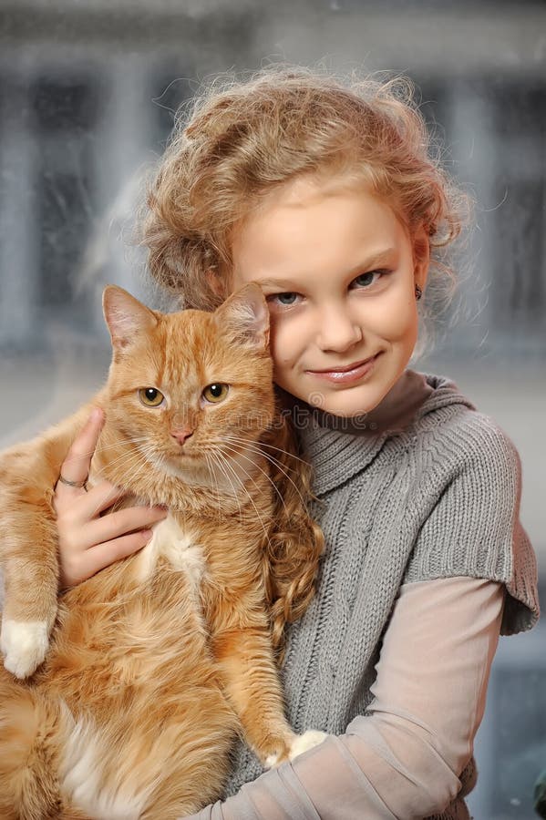 Mädchen mit Katze stockfoto. Bild von gefühle, herrlich - 2683884