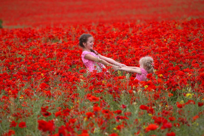 Mädchen mit Mohnblumen stockbild. Bild von draussen, familie - 32369243