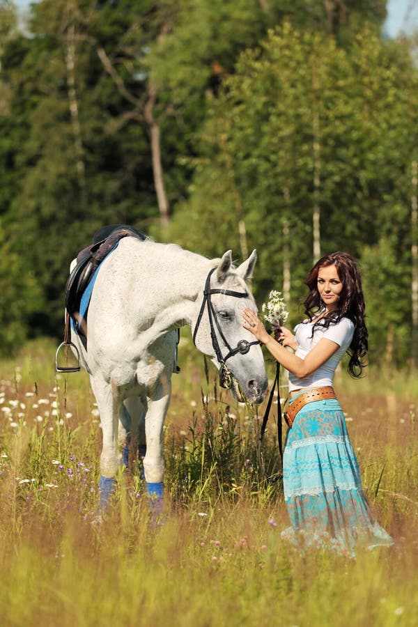 Mädchen mit Pferd stockbild. Bild von wiese, reiterin - 26712419