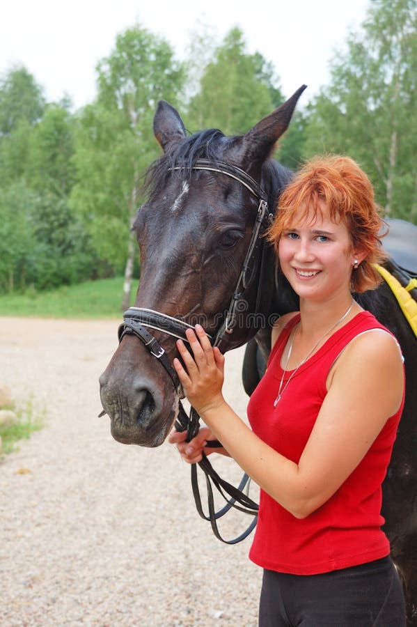 Mädchen mit Pferd stockbild. Bild von würdevoll, frau - 8340207