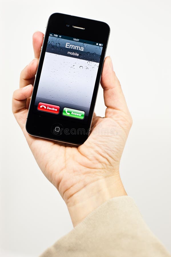 Eingehender Anruf Auf IPhone Redaktionelles Stockfoto - Bild von ...