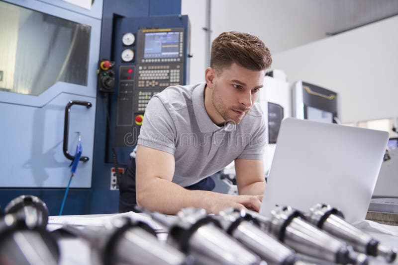 Männliche Programmierungs-Software Ingenieur-Using CAD Auf Laptop ...