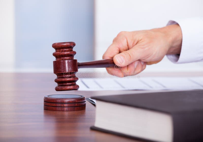 Männlicher Richter in Einem Gerichtssaal Stockbild - Bild von ...