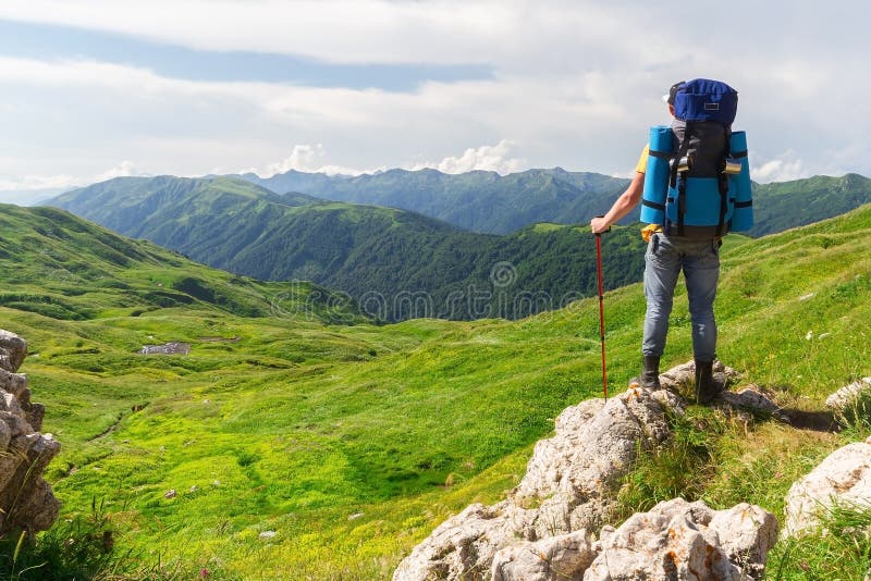 Wanderer Mit Einem Rucksack, Der In Den Bergen Steht Erstaunliches ...