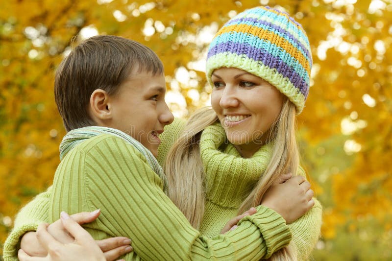 Mère avec son fils image stock. Image du beau, positif - 45779551