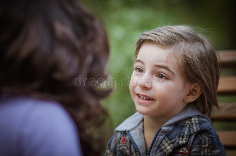 Mère avec son petit fils photo stock. Image du amusement - 50135744