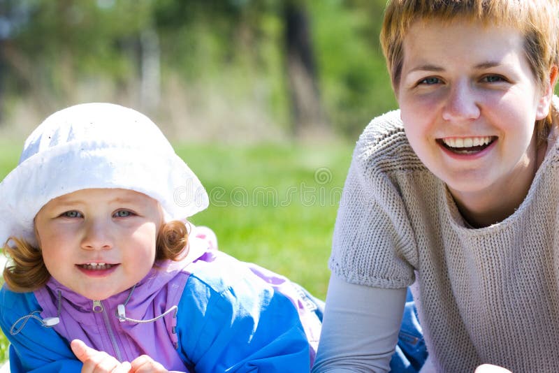 Mère et enfant photo stock. Image du herbe, stationnement - 5342404