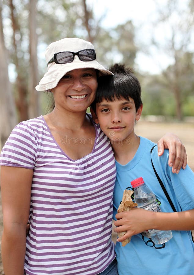 Mère et fils image stock. Image du rire, étreindre, émotion - 15258617