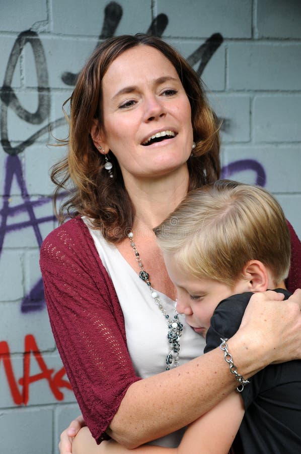 Mère et fils image stock. Image du caucasien, embrassez - 43444103