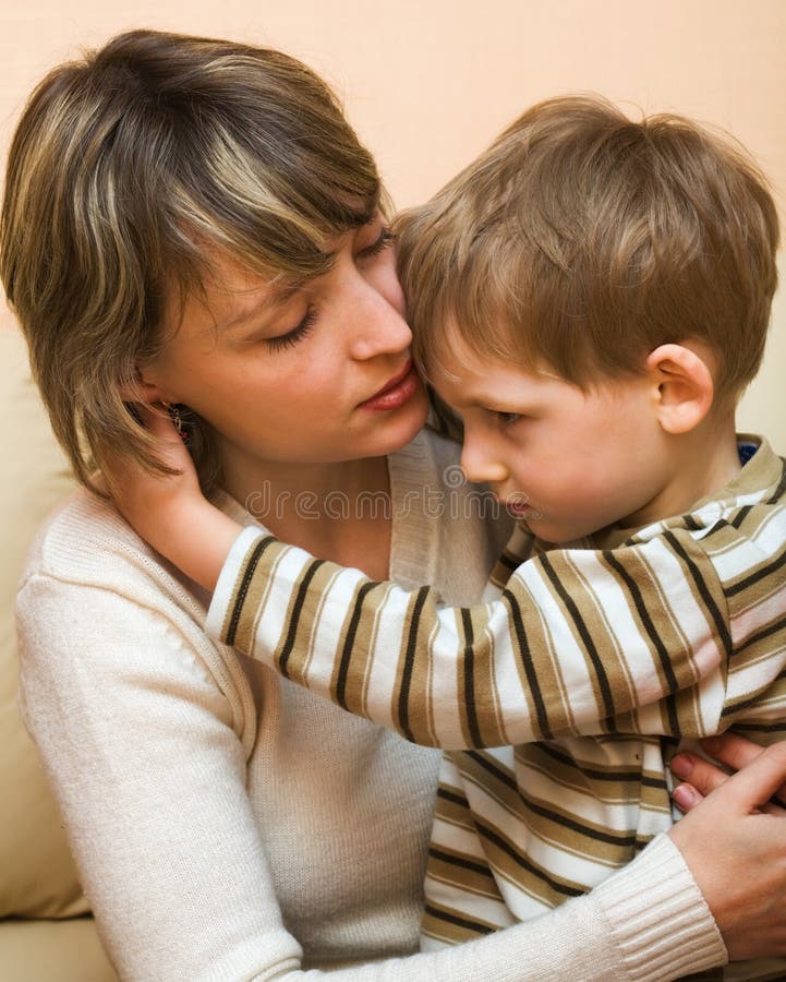 La Mère Soulage Son Jeune Fils Photo stock - Image du déception ...
