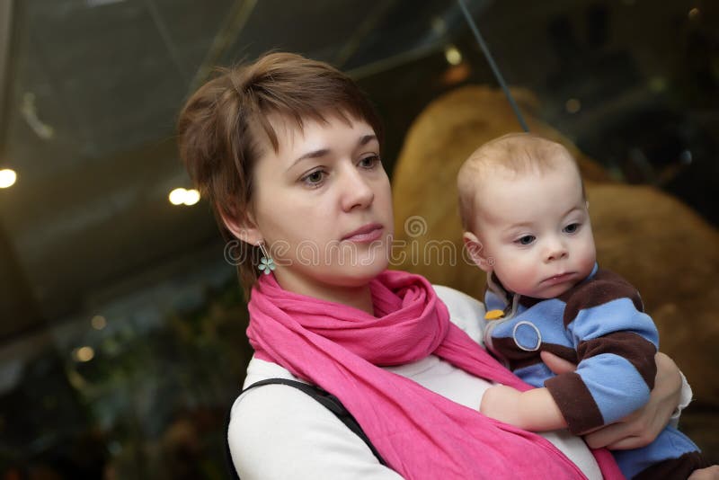 Mère et son fils image stock. Image du insousiant, visage - 64804759