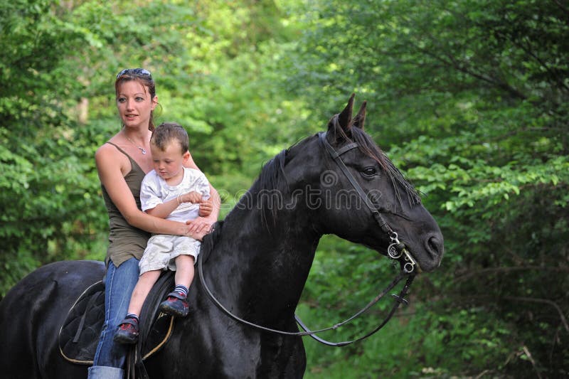 Mère, fils et cheval noir image stock. Image du extérieur - 9310111