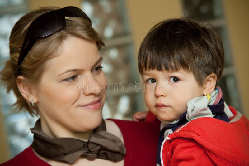 Mère Heureuse Avec Le Jeune Fils Image stock - Image du nuances, maman ...