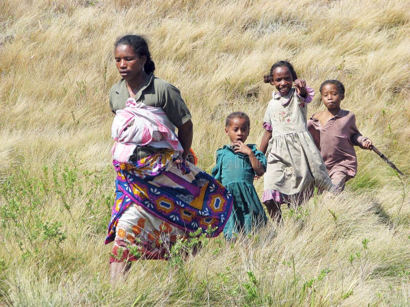 Mère Malgache Avec Des Enfants Photographie éditorial - Image du ...