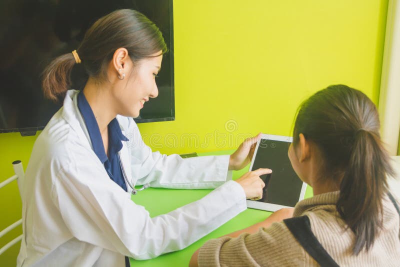 Médico Está Checando O Pulso Do Paciente Imagem de Stock - Imagem de ...