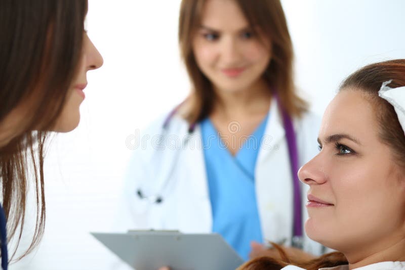 Médico Listo Para Examinar Al Paciente Foto de archivo - Imagen de ...