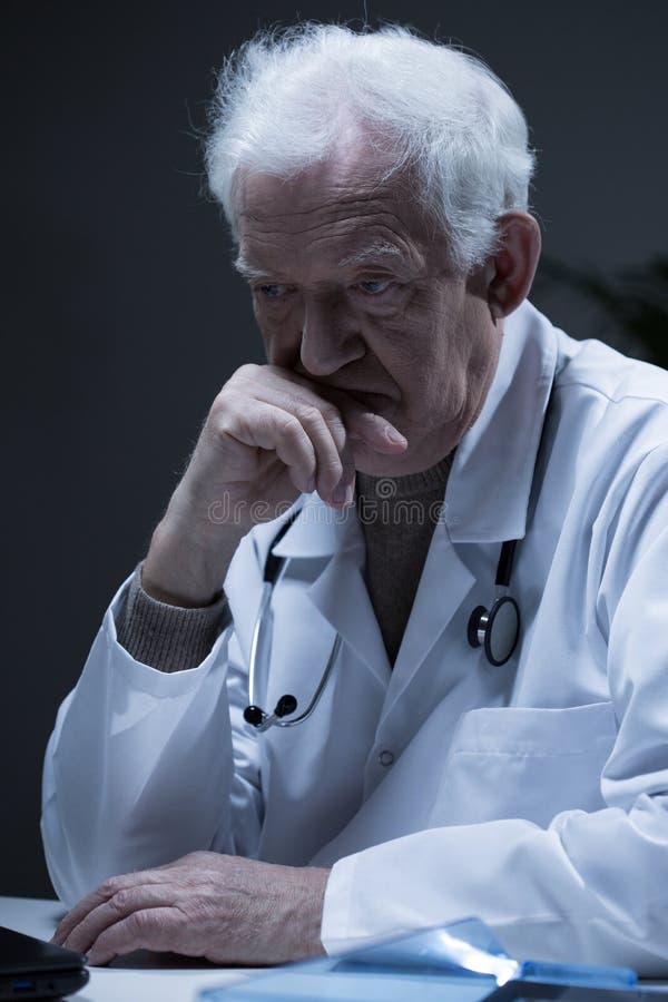 Doctor mayor preocupado foto de archivo. Imagen de presionado - 52633654