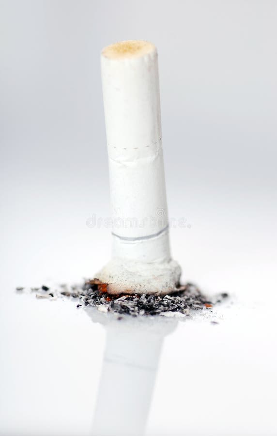 Mégot Simple Avec La Cendre Photo stock - Image du fond, nicotine: 24426924