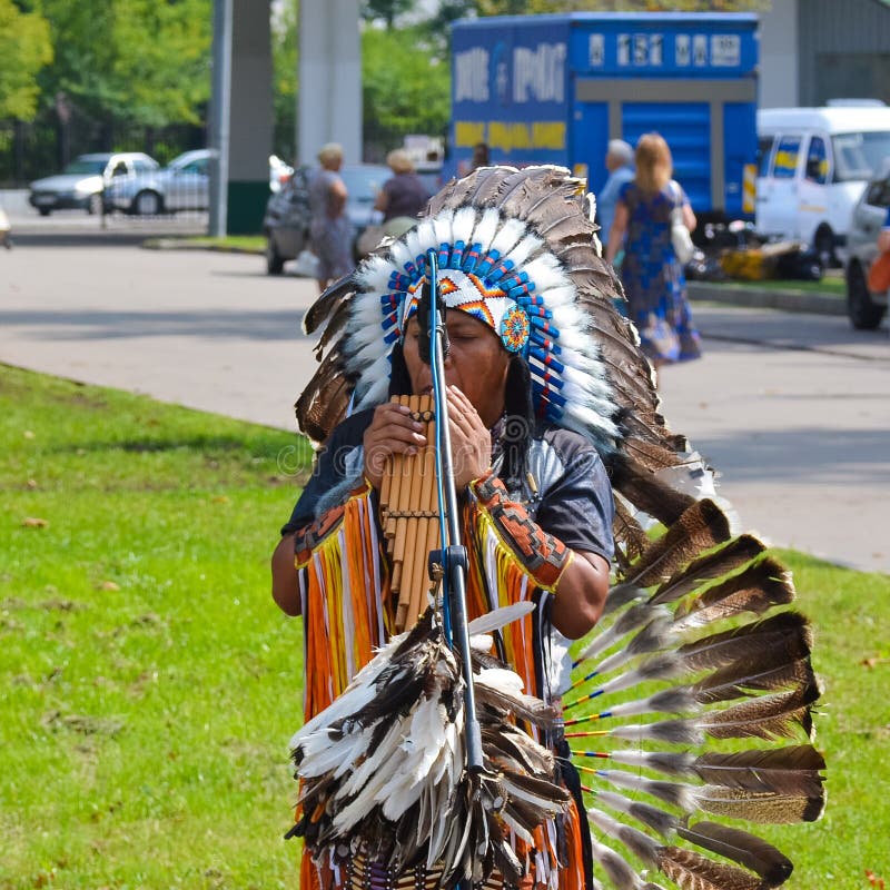 Músico Con El Tambor Indio Y El Baile De La Señora En Estilo ...