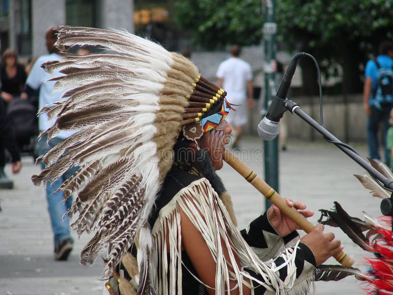 Músico Callejero Peruano Vestido Con Ropa Nacional Tocando El ...