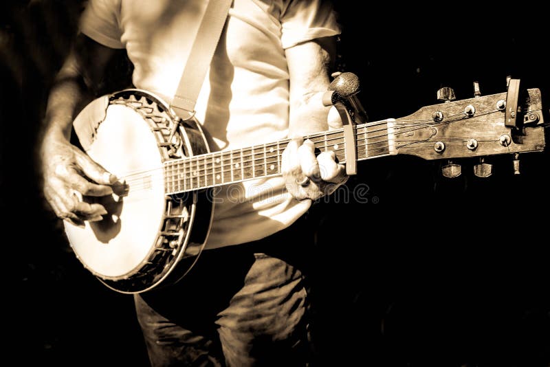 Banjo. Instrumento Musical Tradicional De Vietnam. Imagen de archivo ...