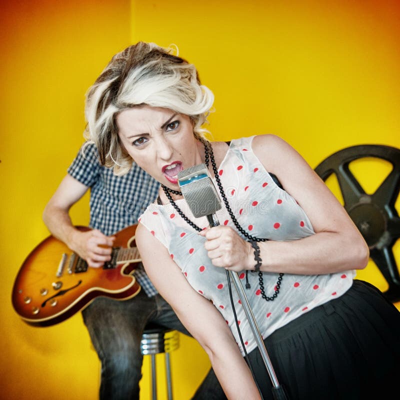 Músicos Jovens E Descolados a Posar Ao Pôr Do Sol Imagem de Stock ...