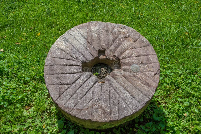 Mühlsteine stockfoto. Bild von parks, reiben, park, mehl - 43645694