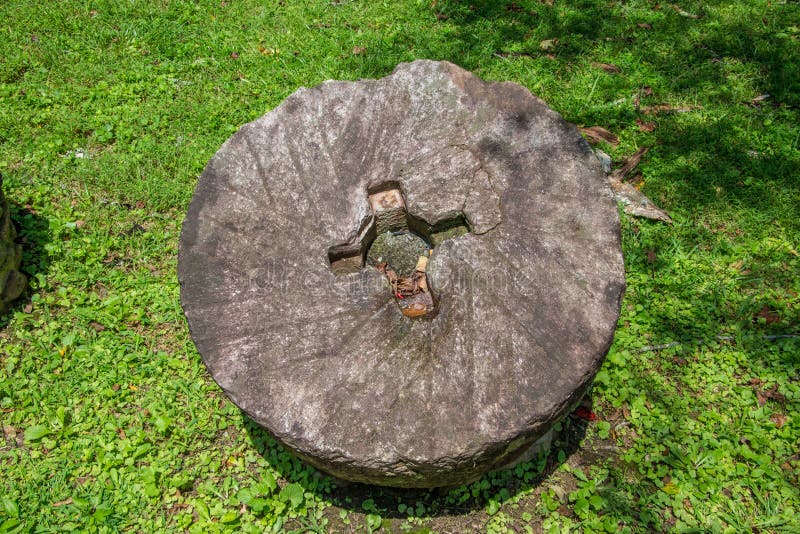 Mühlsteine stockfoto. Bild von parks, reiben, park, mehl - 43645694