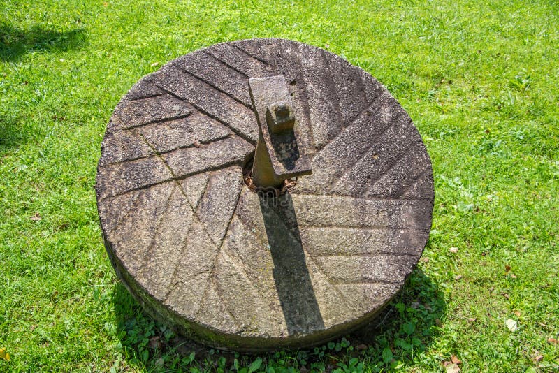 Mühlsteine stockfoto. Bild von parks, reiben, park, mehl - 43645694