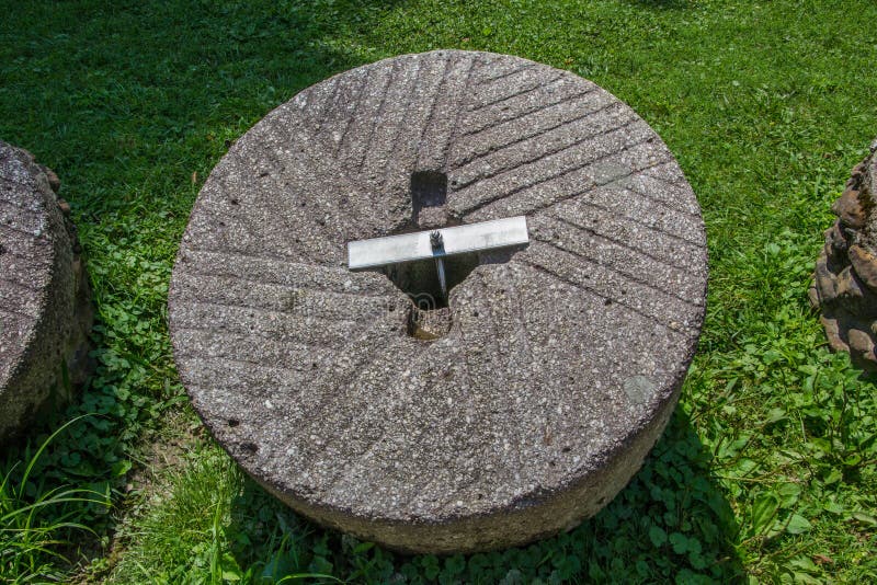 Mühlsteine stockfoto. Bild von parks, reiben, park, mehl - 43645694